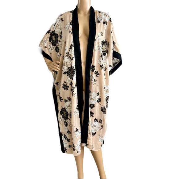 Misia | Tops | Misia Curvy Floral Kimono | Poshmark